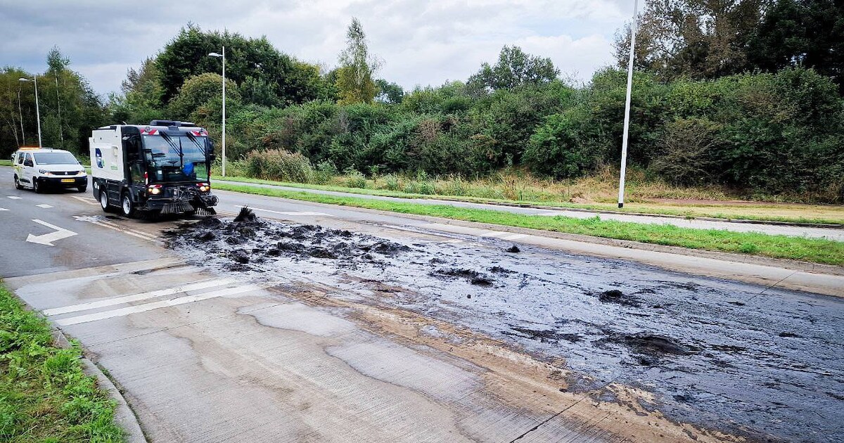 Trekker van baggerbedrijf verliest lading bij drukke kruising, verkeer ...