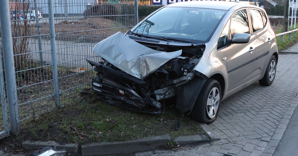 Automobilist ziet bij uitrit vrachtwagen over het hoofd in Tiel | Regio ...