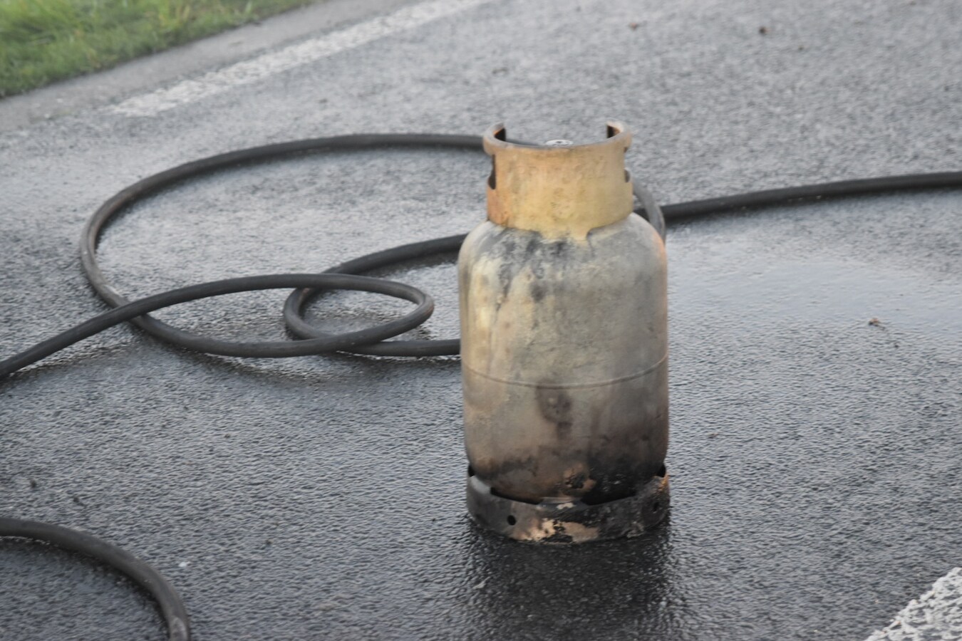 Elektrische bestelbus vliegt tijdens rijden in brand bij Rossum ...