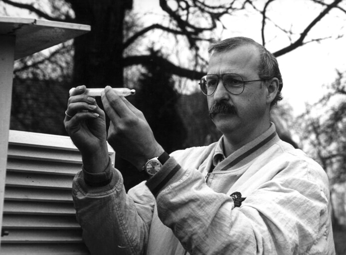 Jan Versteegt (72) overleden, de bekende weerman met de borstelsnor | Zevenaar | gelderlander.nl