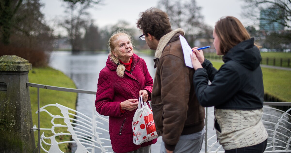 Margriet uit Arnhem haalt handtekeningen op tegen knalvuurwerk dat mens ...