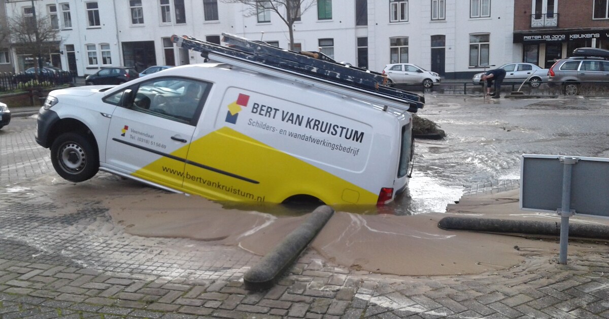 Tweede waterleidingbreuk in korte tijd in Rhenen: ‘Gebeurt vaker in buurt van eerder probleem ...