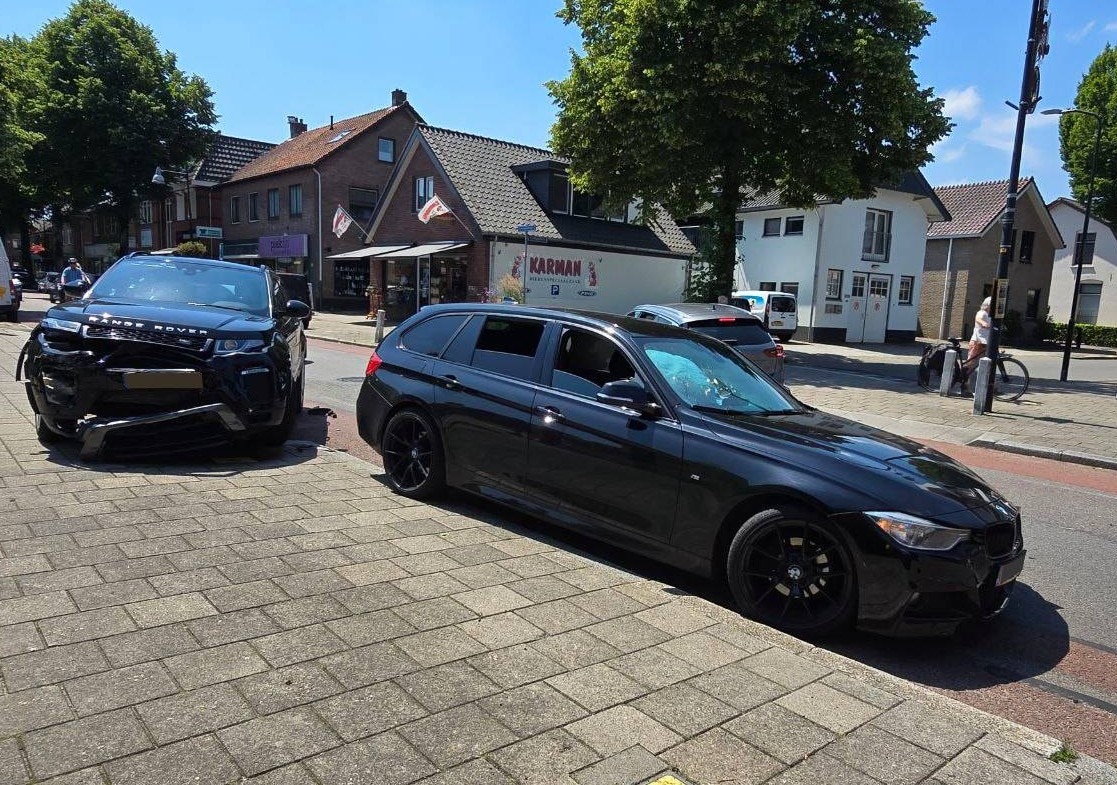 Flinke schade na botsing tussen twee auto's op Koninginnelaan in ...