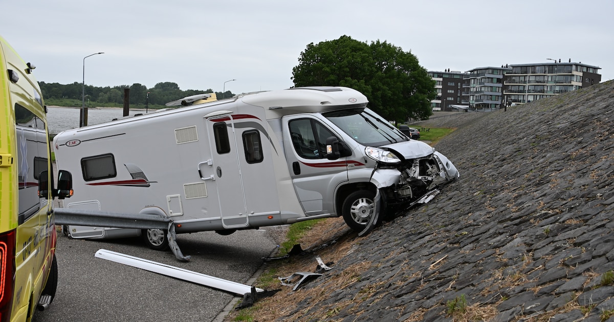 Man (76) rijdt met camper tegen kade in Tolkamer: hoe het kon gebeuren ...