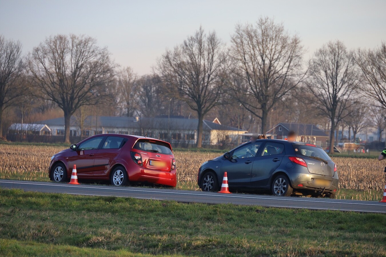 Botsing tussen twee auto's in Volkel | Foto | gelderlander.nl