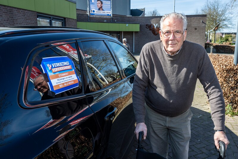 Ton (73) heeft moeite met lopen en mag met de taxi naar het stembureau ...