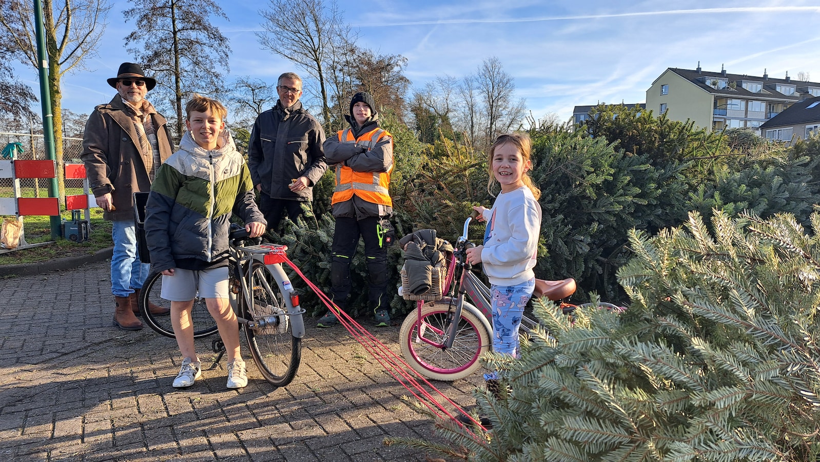 Kaj (10) en Puck (7) verzamelen kerstbomen voor 50 cent per stuk, maar ...