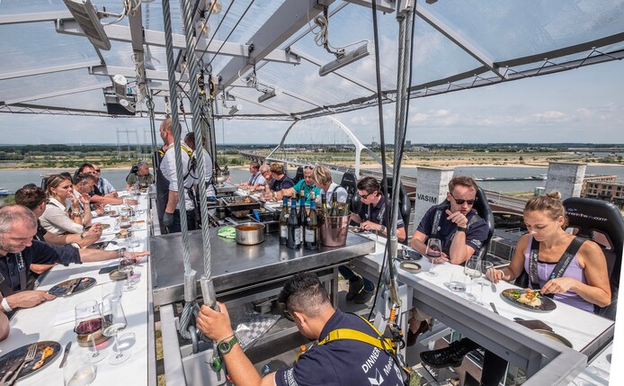 Spectaculair: gasten genieten in ‘vliegend restaurant’ van diner op 50 ...