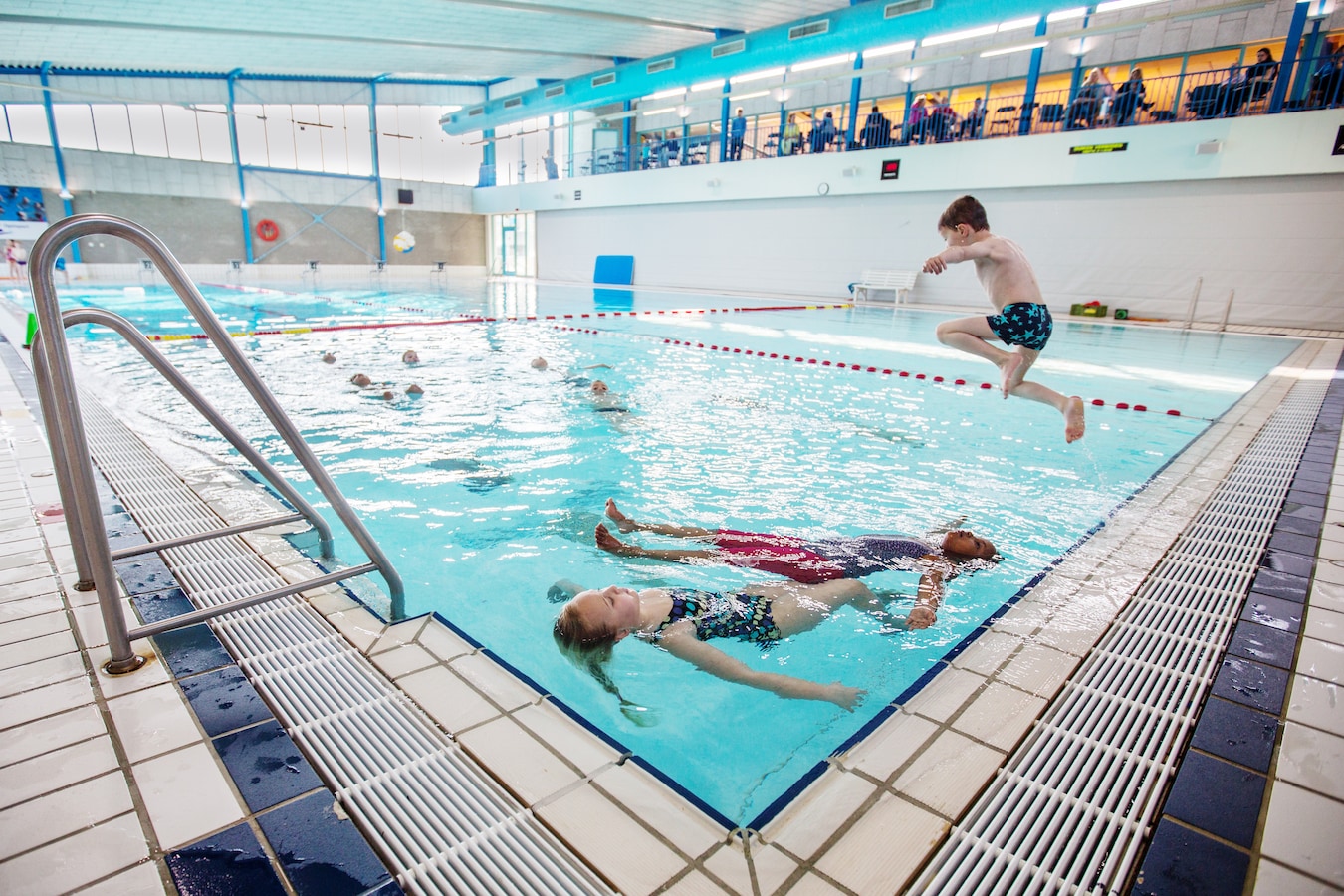 Waarom miljoenen verslindende nieuwbouw voor zwembad in Soest toch ...