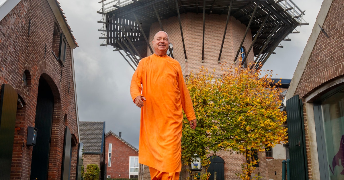 Monnik Bhaktimarga Swami (73) loopt 157 kilometer na knieoperatie ...