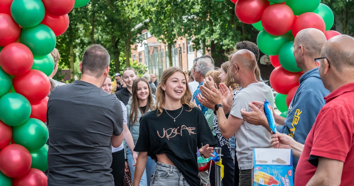 Blije gezichten op de rode loper in Boxmeer: ‘Nu ik geslaagd ben ...