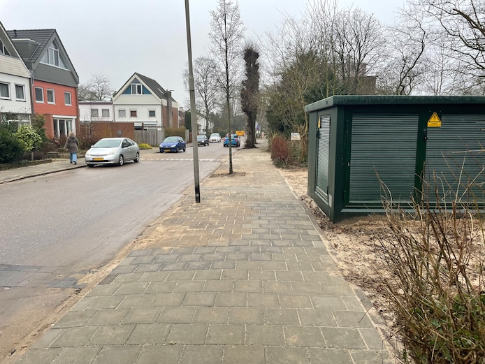 Rob en zijn buurvrouw Bernadette zijn verbaasd: waarom is de stoep ...