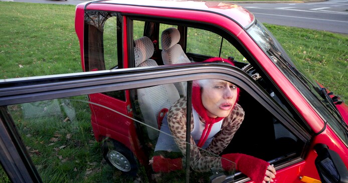 Kan een feminist zich bloot kleden? Tilburgse Sophie daagt uit in serie ...