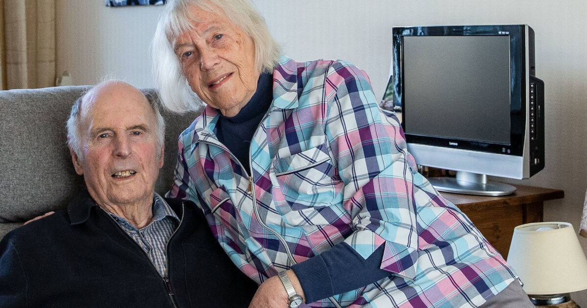 Lies was 6 jaar toen ze op de begrafenis van haar vader in zijn graf ...