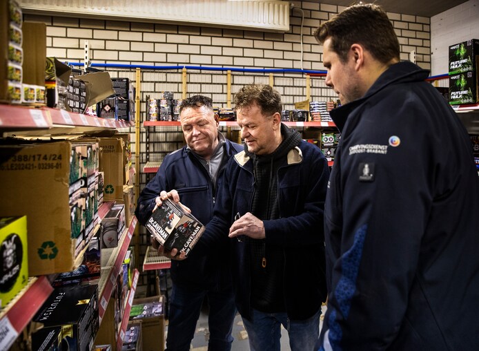 Ook winkeleigenaar Jan krijgt in Helmond bezoek van vuurwerkcontroleurs ...