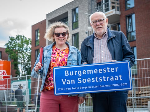 Evelien (41) gaat wonen in straat vernoemd naar haar vader (74): ‘Een ...