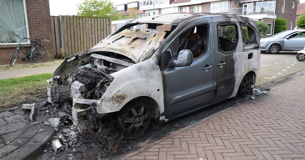 Weer is het raak in deze straat: auto compleet verwoest door brand ...