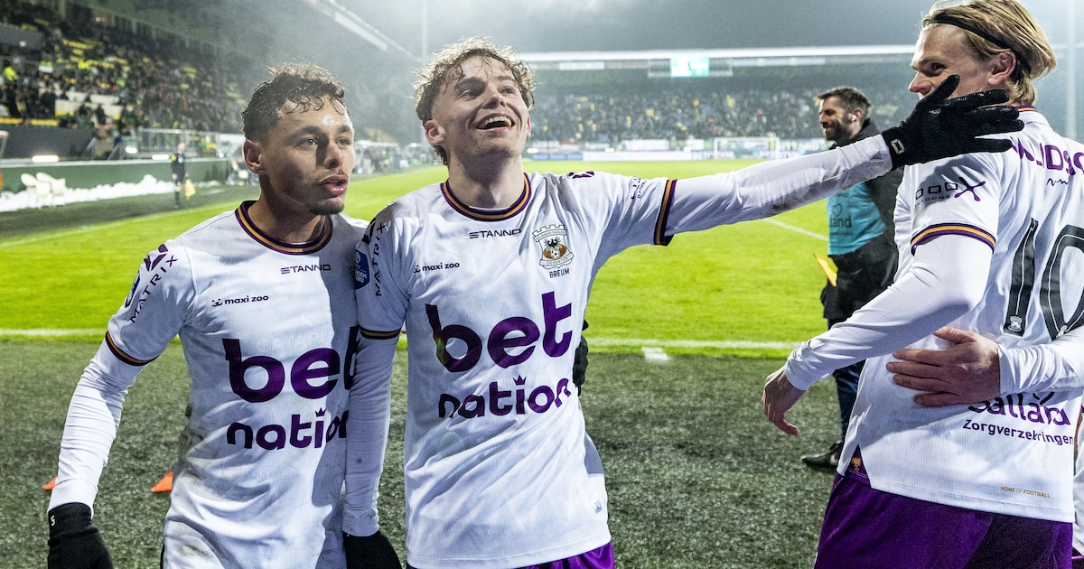 Jakob Breum begint 2025 met hattrick namens Go Ahead Eagles tegen ...