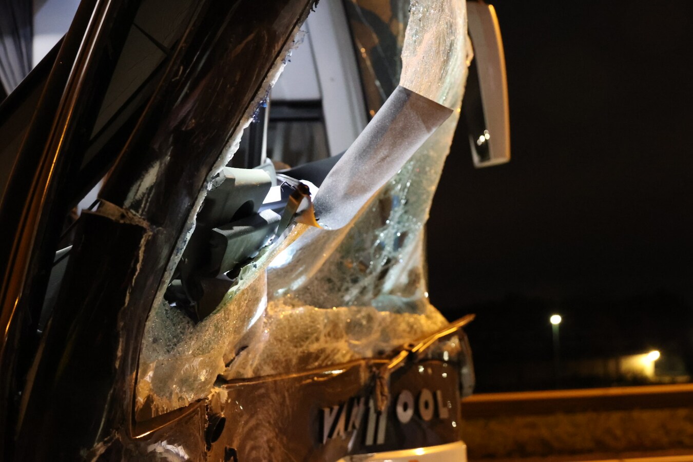 Touringcar botst frontaal op pijlwagen bij Merwedebrug, A27 bezaaid met ...