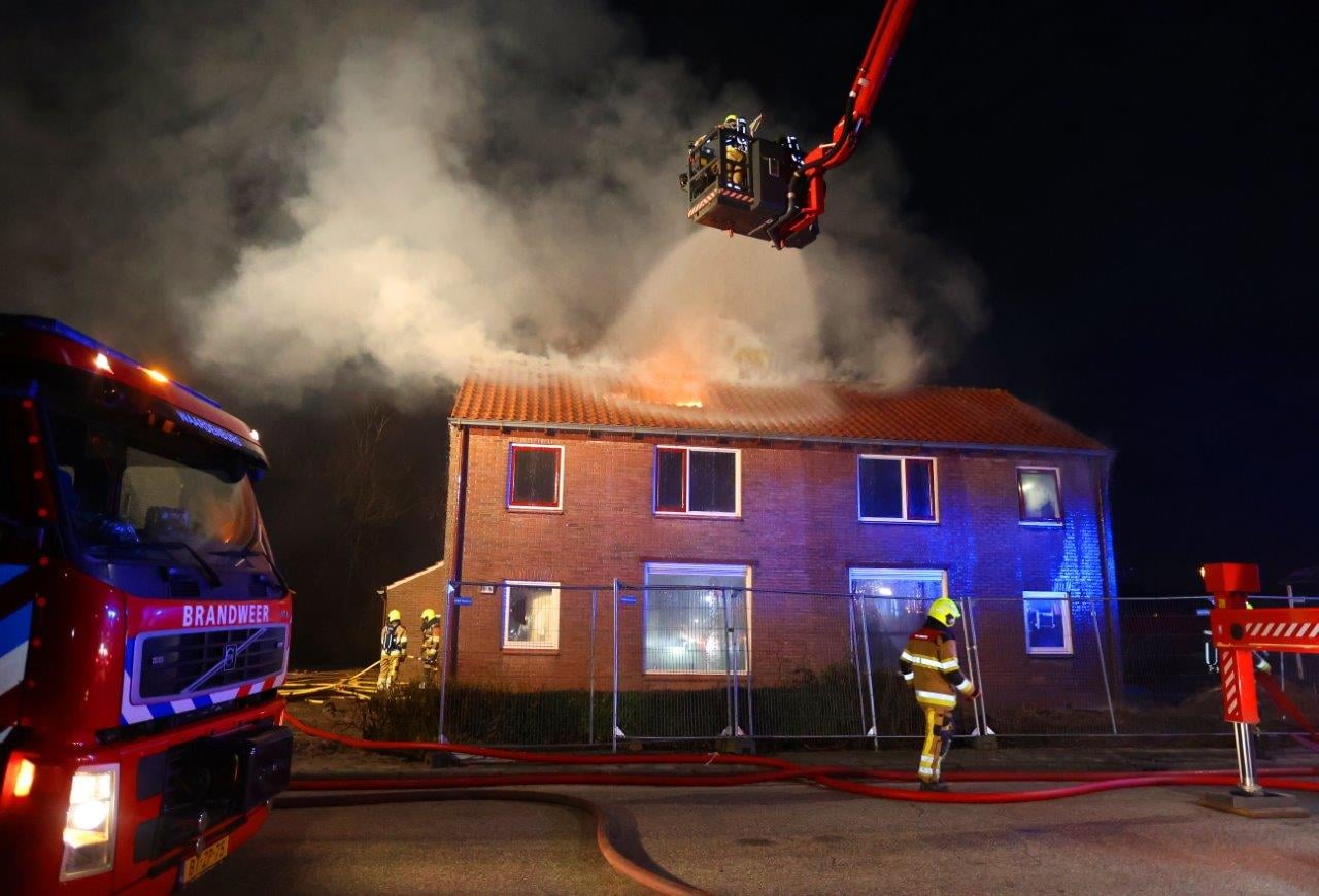 Brandweer rukt uit voor vlammenzee bij sloopwoningen in Herwijnen ...