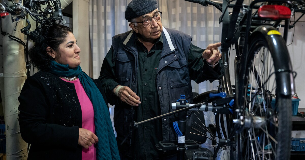 Op zolder repareert Abdul (70) fietsen voor sociaal contact, met dank ...