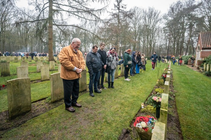 Wil van der Burgt zet een kaars bij het graf van Wil van der Burgt, dit ...
