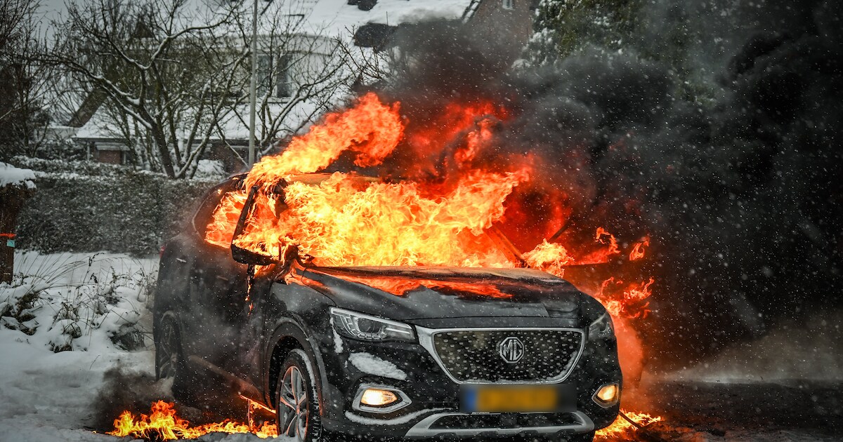 Auto brandt volledig uit in Arnhem | Regio | De Gelderlander.nl