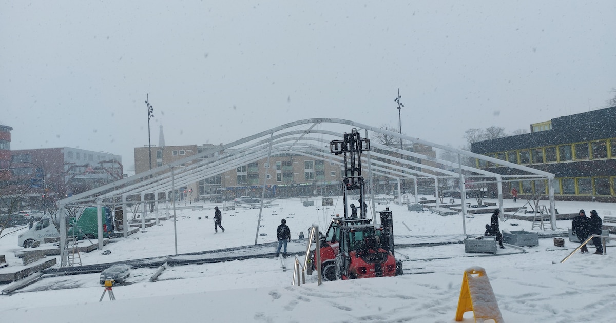 Uitdaging op plein voor stadhuis: in een sneeuwstorm een megatent ...