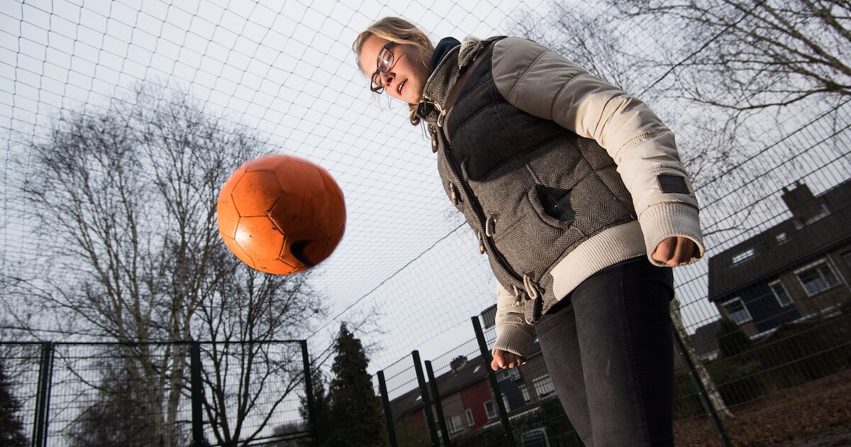 Voetbaltalent Marit Auée (14) uit Dieren speelt iedereen voorbij ...