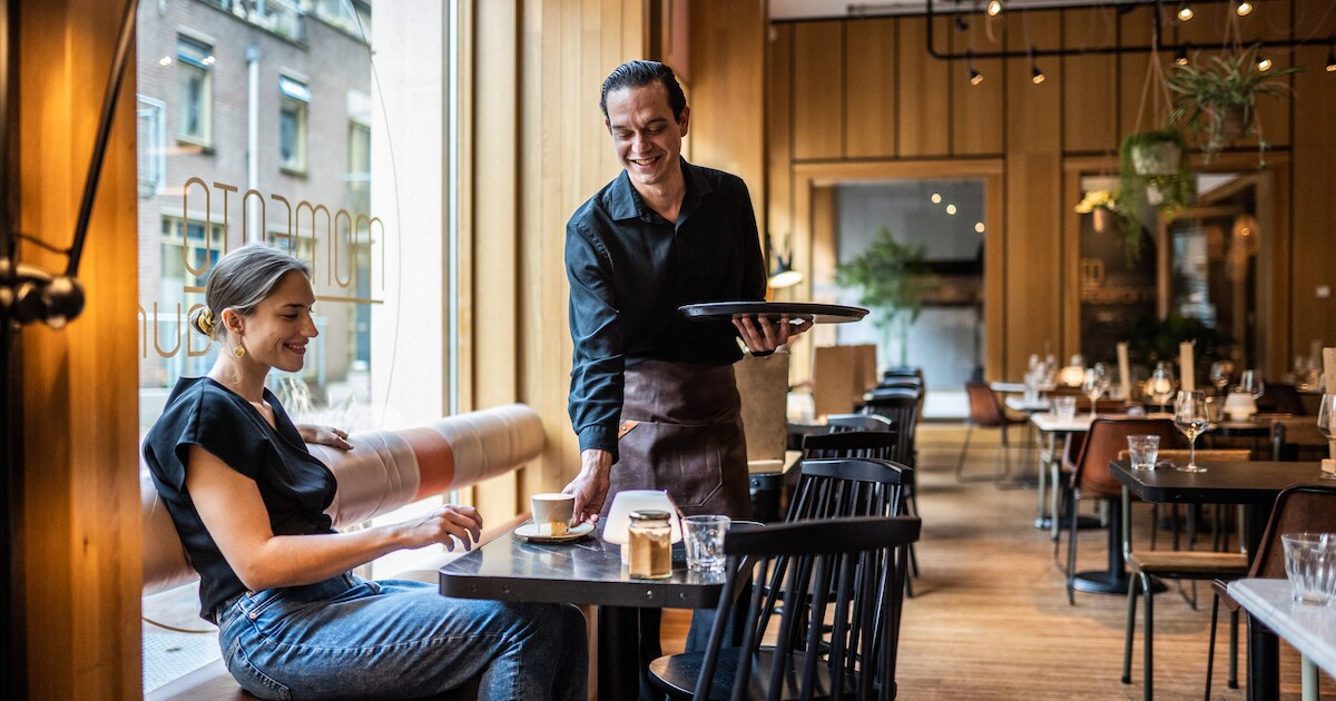 Engelse bediening in de Arnhemse horeca: ‘Bij het eerste tafeltje kreeg ...