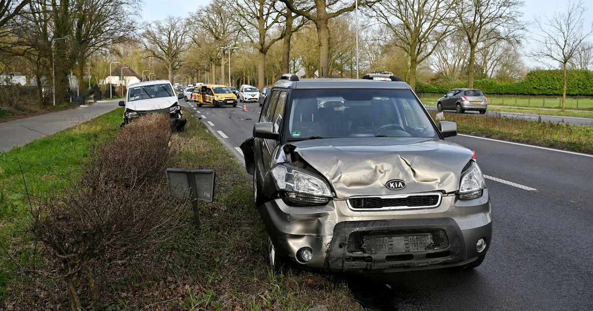 Taxibusje belandt in de berm bij botsing met drie auto’s op N65: grote schade, brokstukken over ...