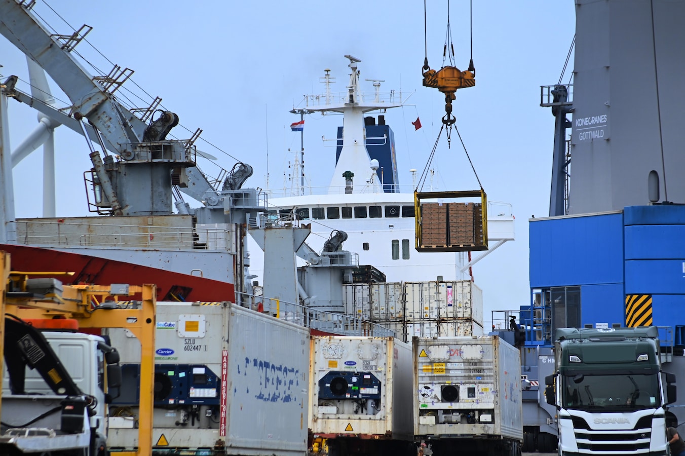 Coke in uitgeholde ananas en ‘geplakt’ onder schip: smokkelaars steeds ...