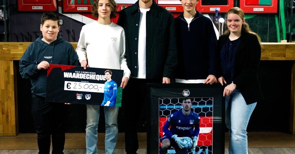 Robin Roefs verrast zijn amateurclub met een flinke cheque na ...