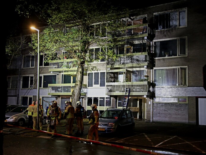 Gewonden na brand in flat: brandweer moet complex ontruimen en bewoners ...