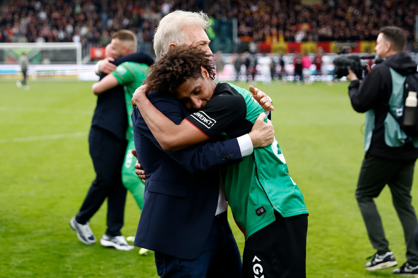NEC‑held Noé Lebreton krijgt champagnedouche na droomwedstrijd ...
