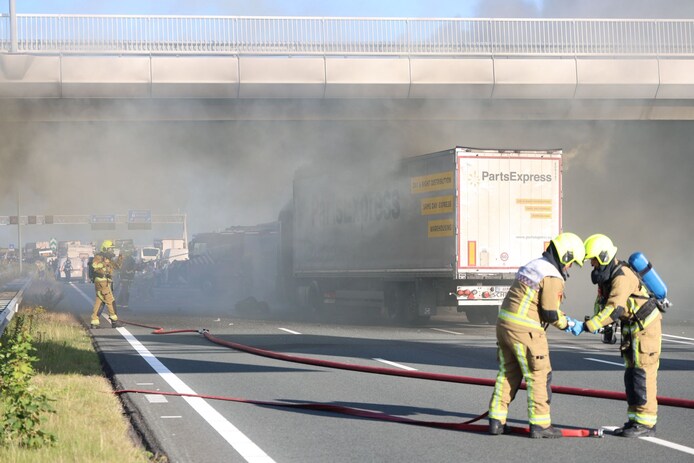Zeker één dode bij ongeval op A9, weg nog urenlang dicht | Binnenland | gelderlander.nl
