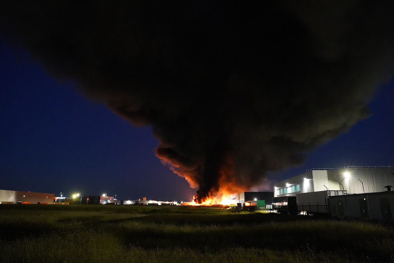 Zeer grote brand bij Van Puijfelik Recycling in Oosterhout ...