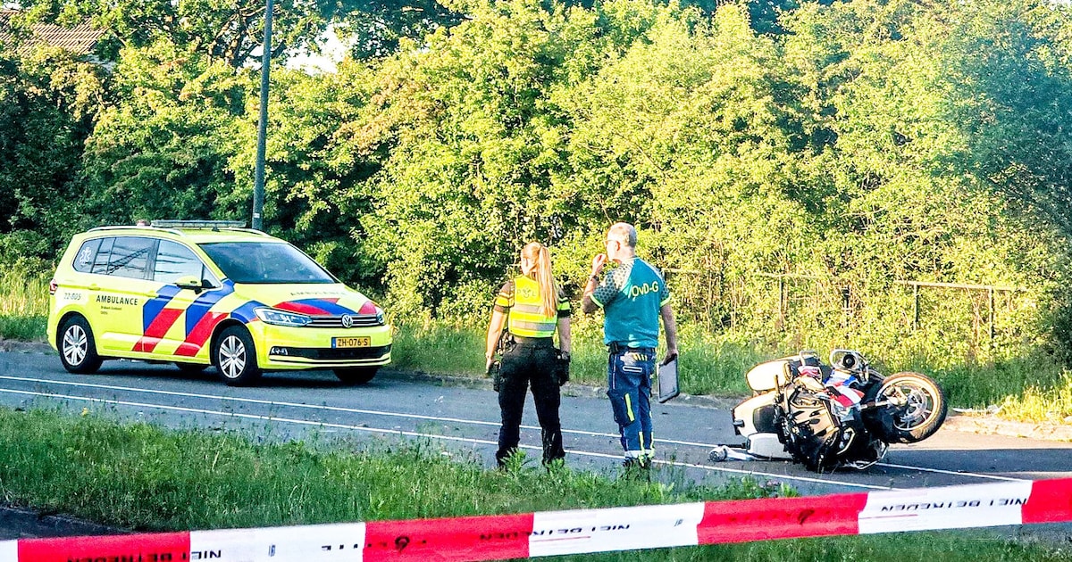 Motoragent botst tegen flitspaal en raakt zwaargewond onderweg naar ...