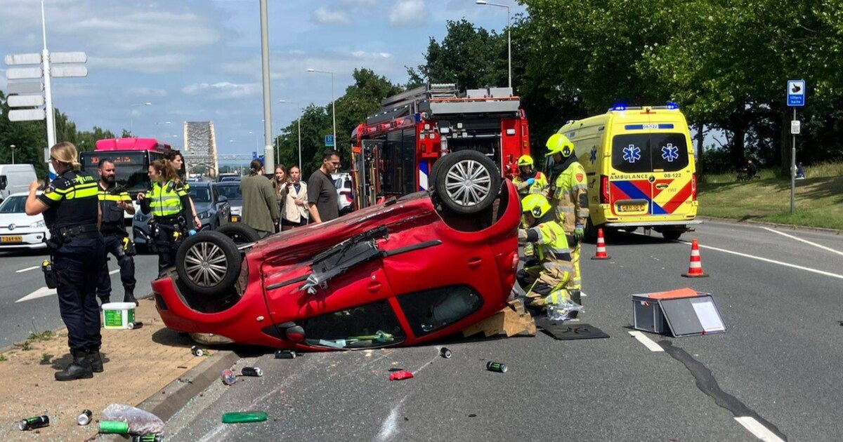 Auto belandt op de kop in Nijmegen | Regio | De Gelderlander.nl