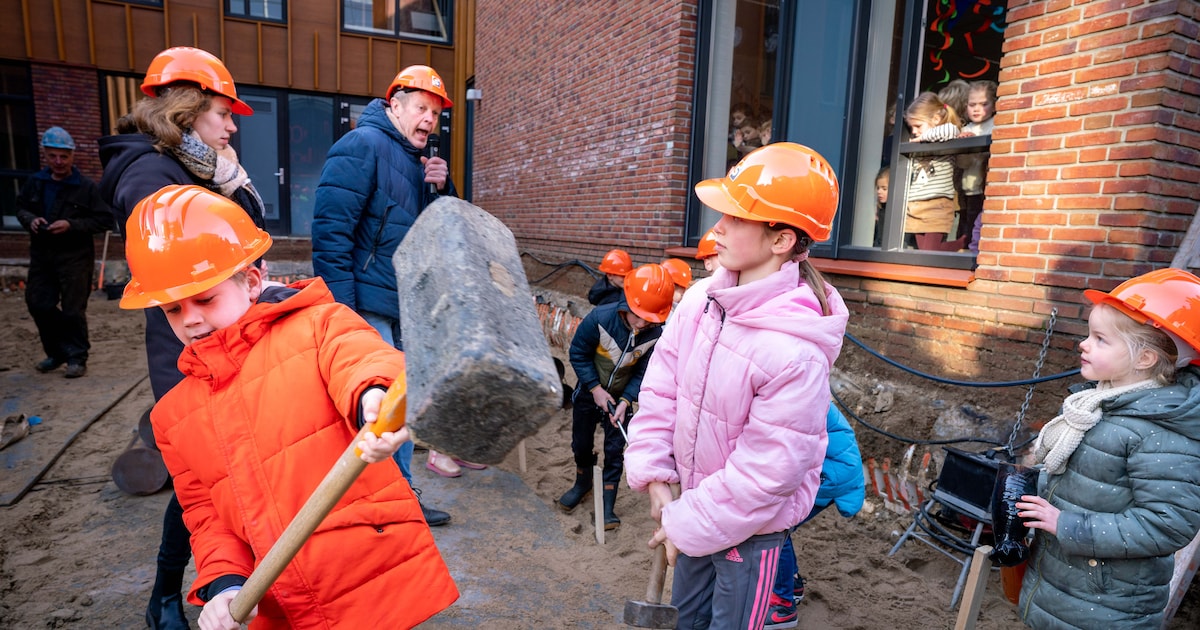 Deze Huissense schoolkinderen breiden hun eigen gebouw uit met hamers ...