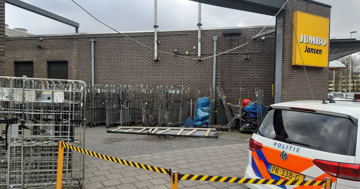 Storm raast over de regio: slagboom valt op auto, vrouw gewond door ...