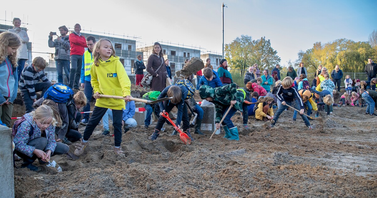 Leerlingen van de Zwaneridder helpen aannemer bij de start van de bouw ...