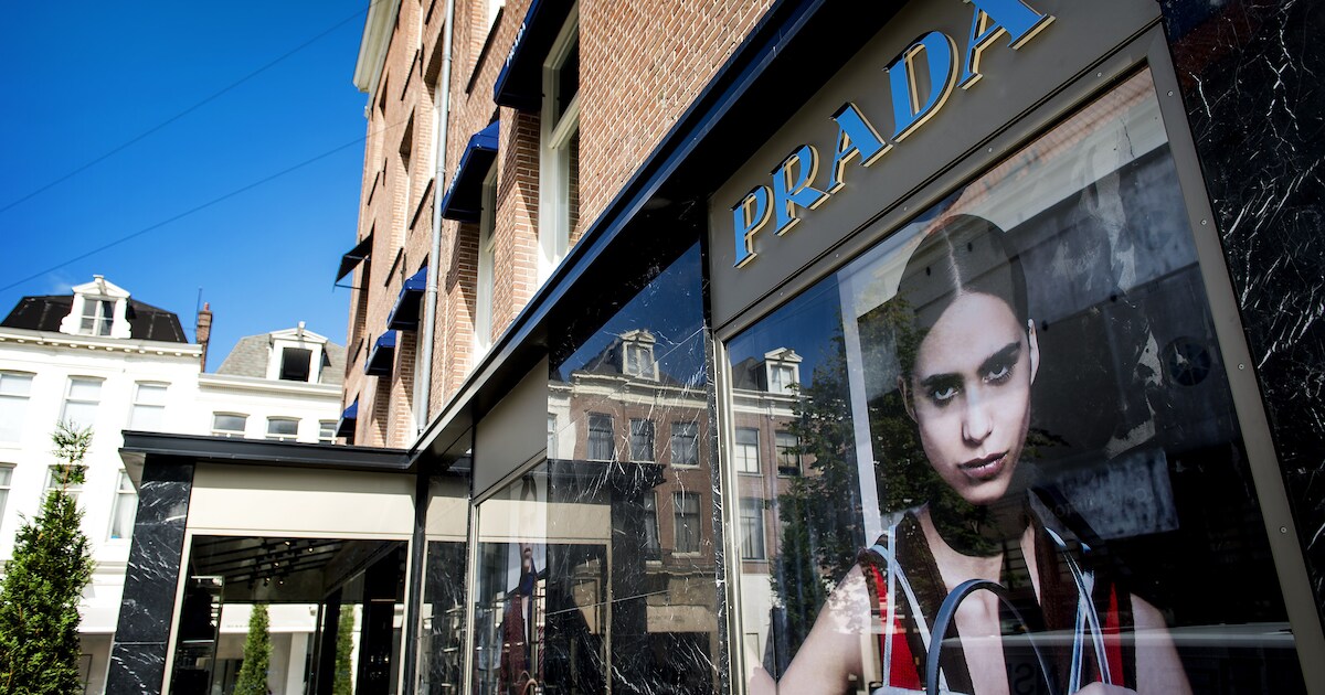 Modehuis Prada neemt rivaal Versace over voor bijna 1,3 miljard euro ...