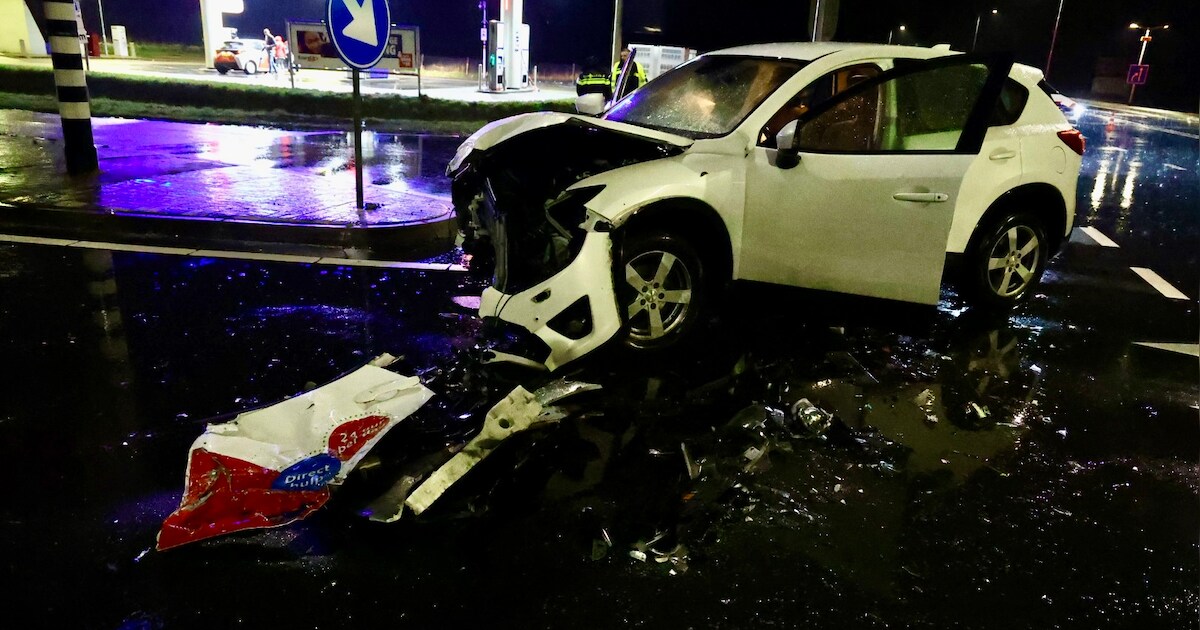 Auto schiet door na harde botsing en belandt in de sloot | Regio | De ...