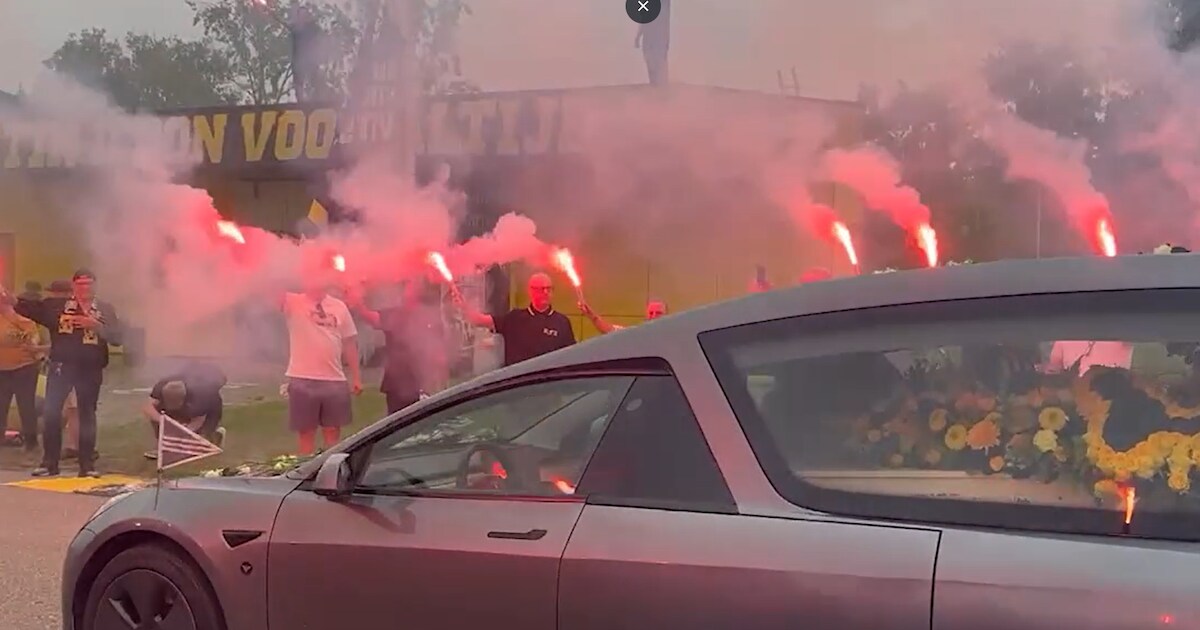 KIJK | Supporters Vitesse vormen indrukwekkende erehaag voor overleden ...