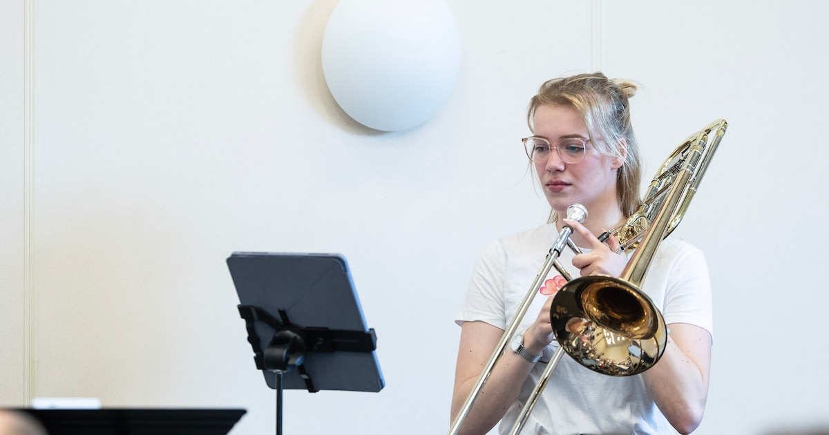 Trombonist Merle doet examen met haar hele familie: ,,Voor mij heel ...