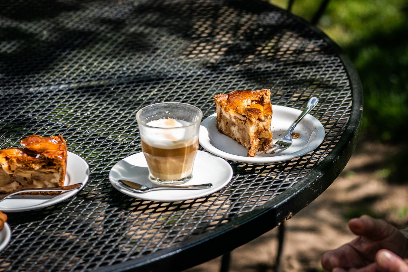 Boscafé De Beken: na een complimentje volgt een liefdevolle kus op de ...