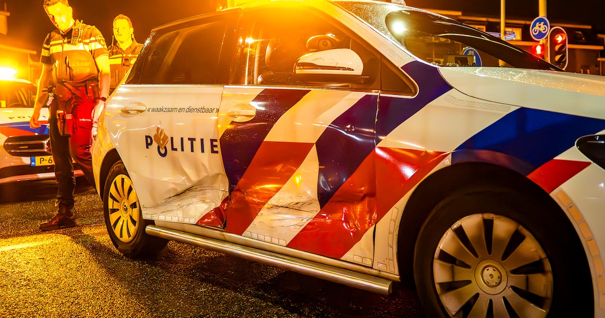 Auto botst vol tegen zijkant politieauto die aangehouden man vervoert ...