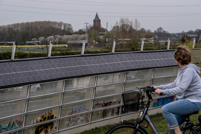 Lint van zonnepanelen langs de A12 en A30 bij Ede: ‘Geen gebruik ...
