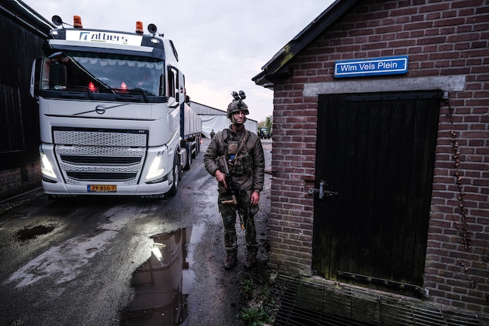 ‘Past u wel even op het touw, dat u niet struikelt’: rode baretten ...